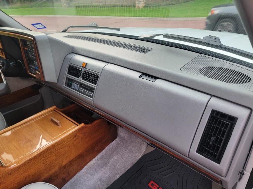 1994 GMC Suburban 2500 SLE – Travel Quest – Texas Trucks and Classics